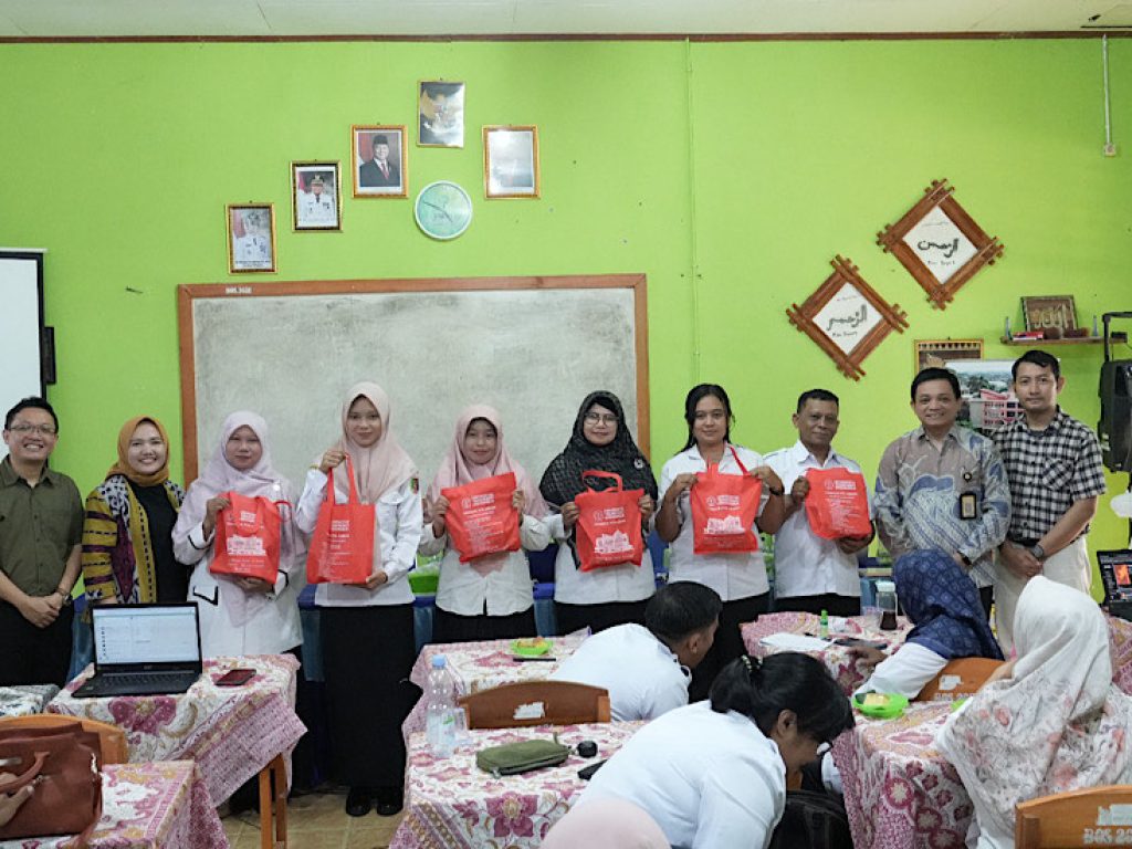 Universitas Teknokrat Indonesia Dorong Guru SMA di Pringsewu Kuasai AI untuk Pembelajaran Bahasa ...